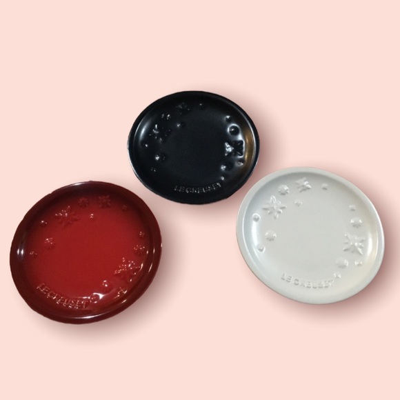 Le Creuset | Dining | Le Creuset Stoneware Star Relief Marmite Plate ...